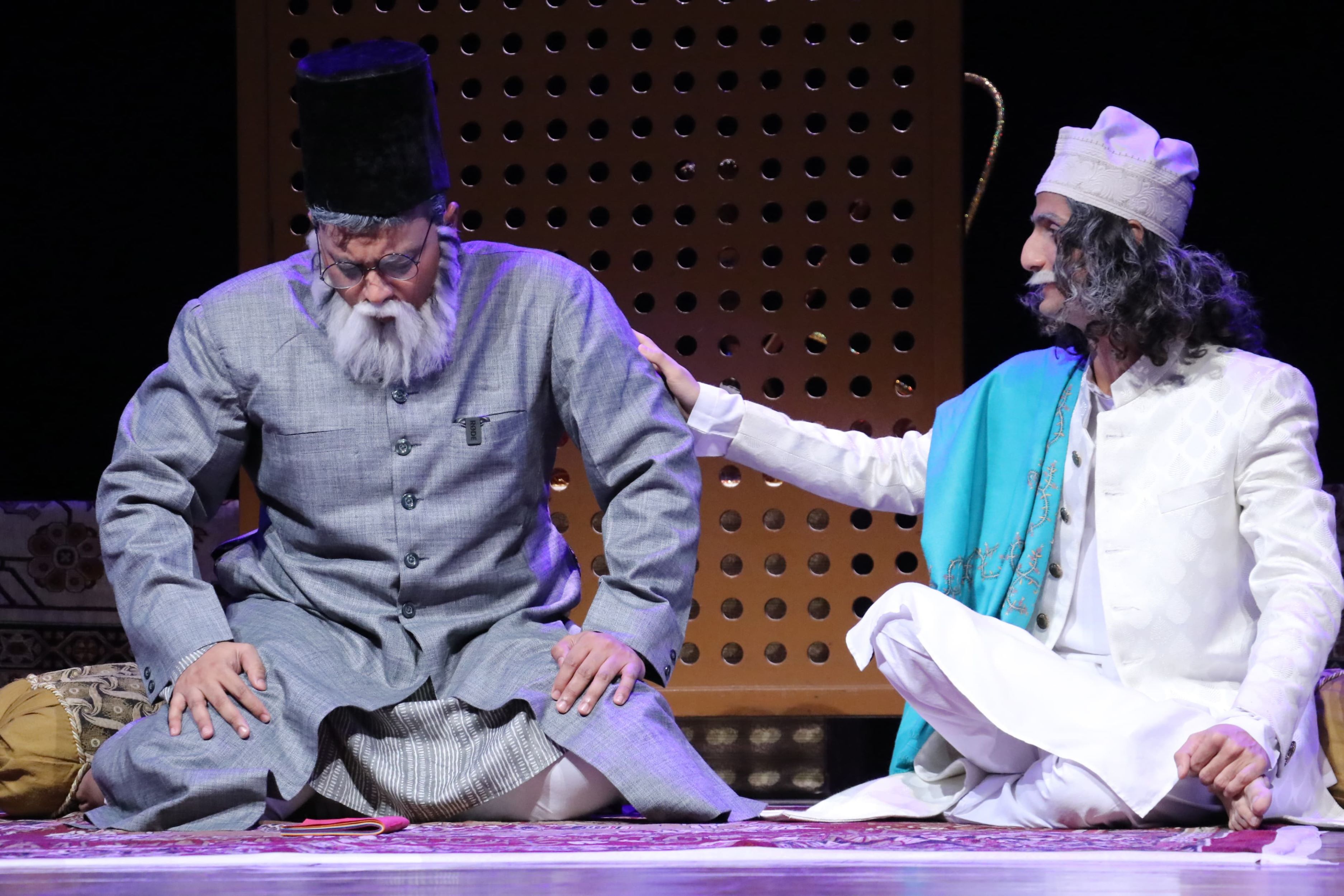 हंगामा है क्यूं बरपा थोड़ी सी जो पी ली हैः अकबर इलाहाबादी - Plya on ...